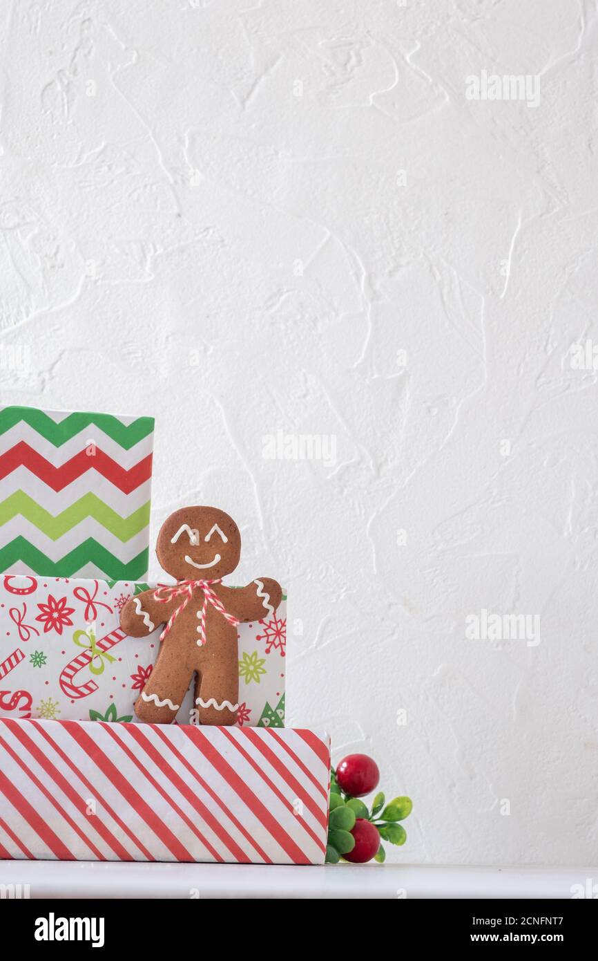 Gingerbread Men and Gift Box Stock Photo - Alamy