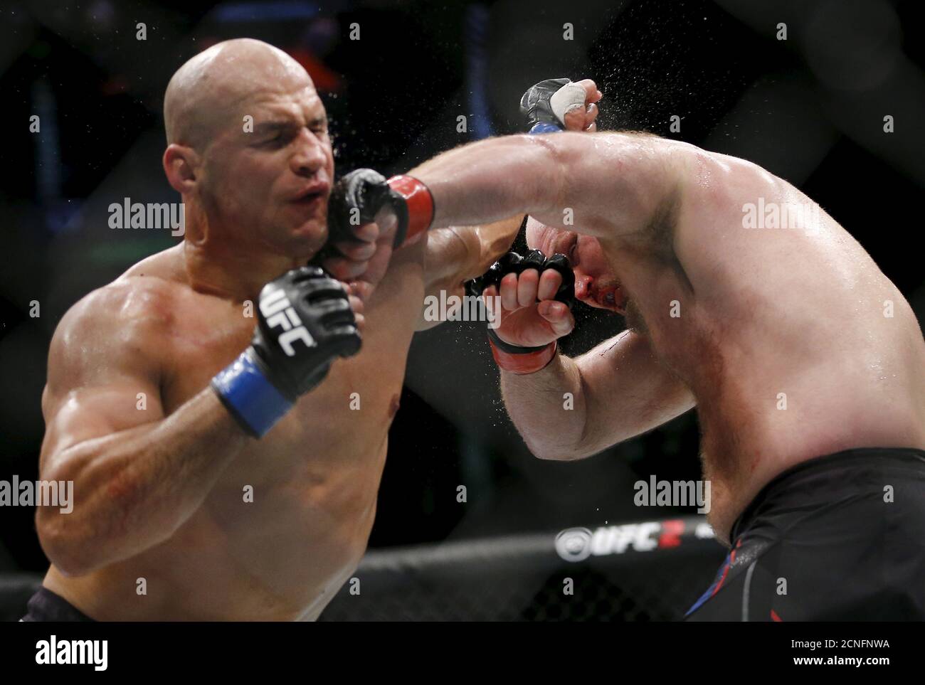 Ultimate fighting championship ufc fight hi-res stock photography and ...