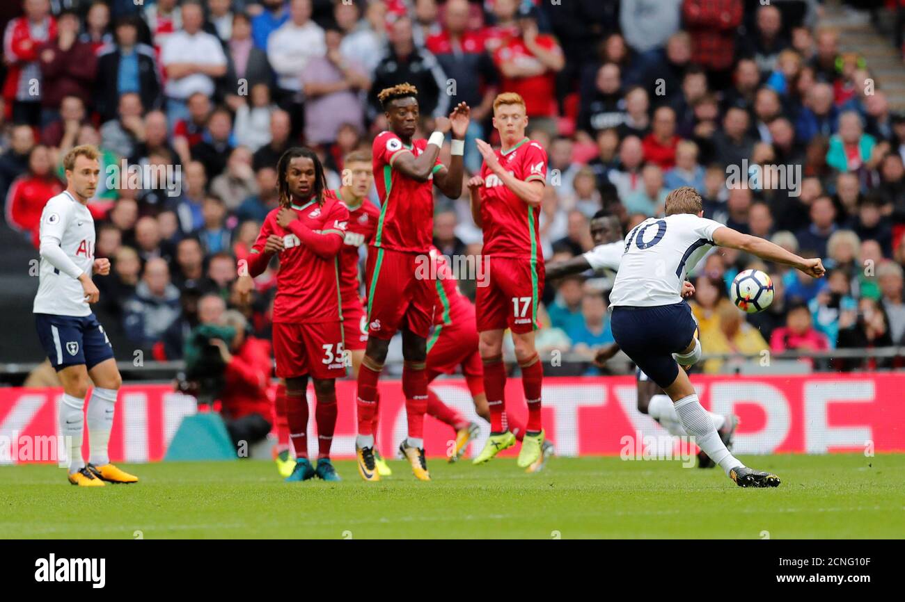 Harry kane free kick england hi-res stock photography and images - Alamy