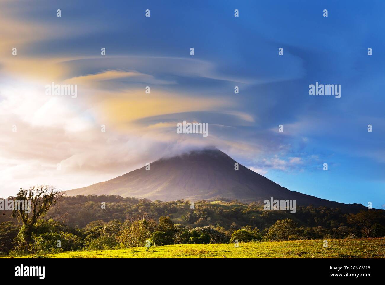 Hike arenal volcano national park hi-res stock photography and images ...