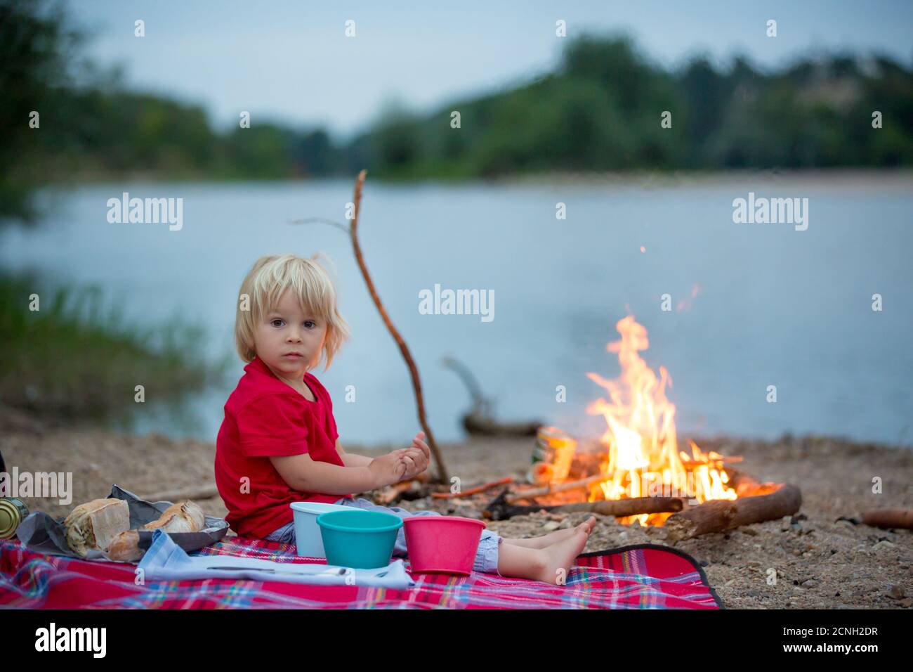 Family having picnic campfire hi-res stock photography and images - Alamy