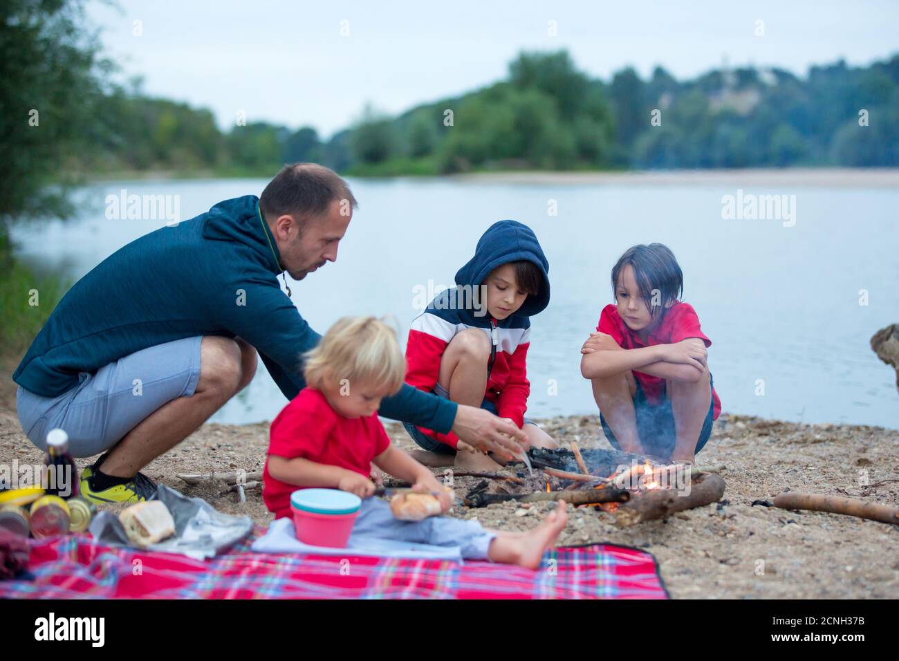Family having picnic campfire hi-res stock photography and images - Alamy