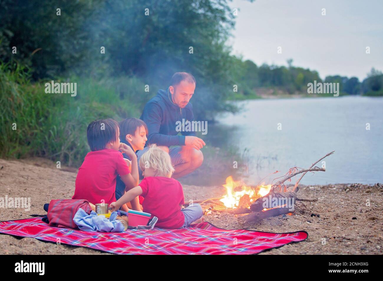 Family having picnic campfire hi-res stock photography and images - Alamy