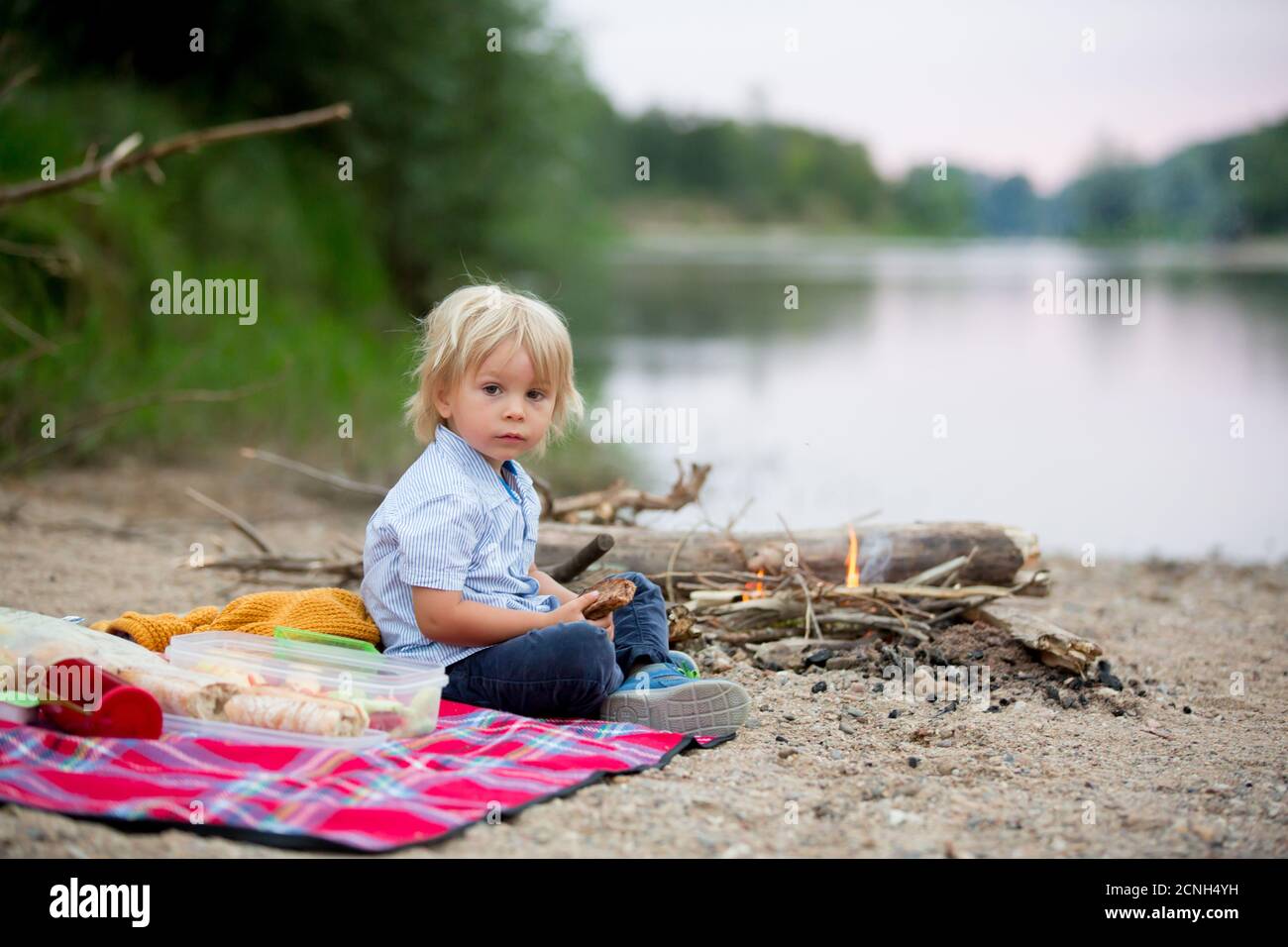 Family having picnic campfire hi-res stock photography and images - Alamy