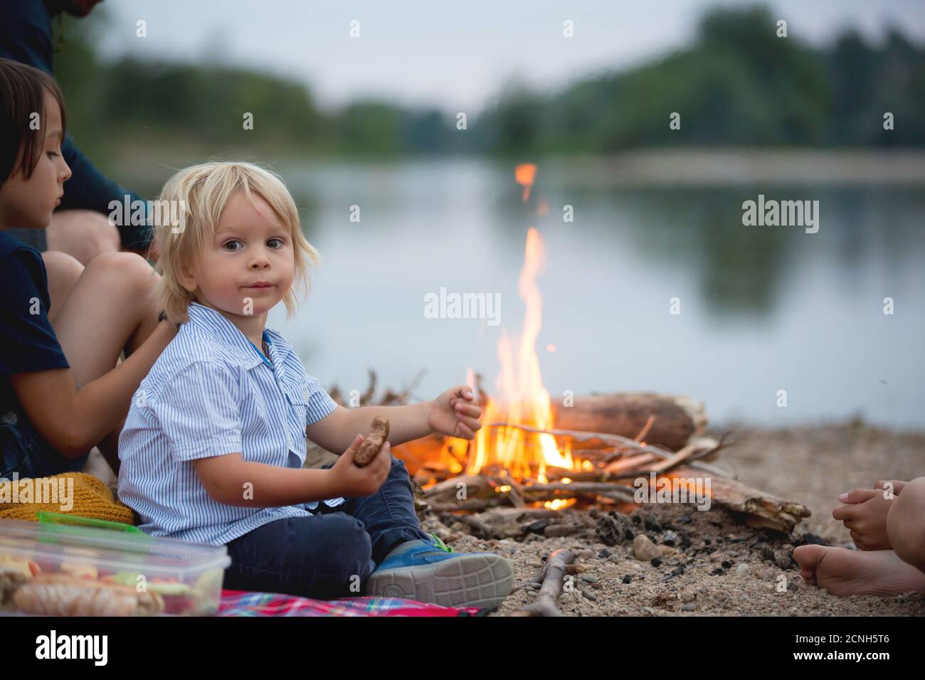 Family having picnic campfire hi-res stock photography and images - Alamy