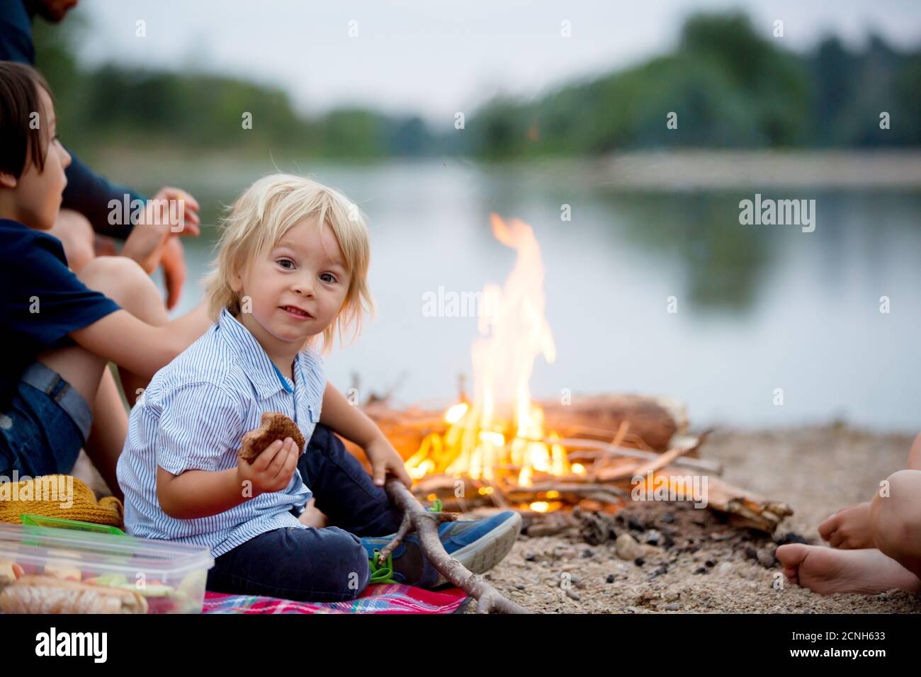 Evening campfire with children hi-res stock photography and images - Alamy