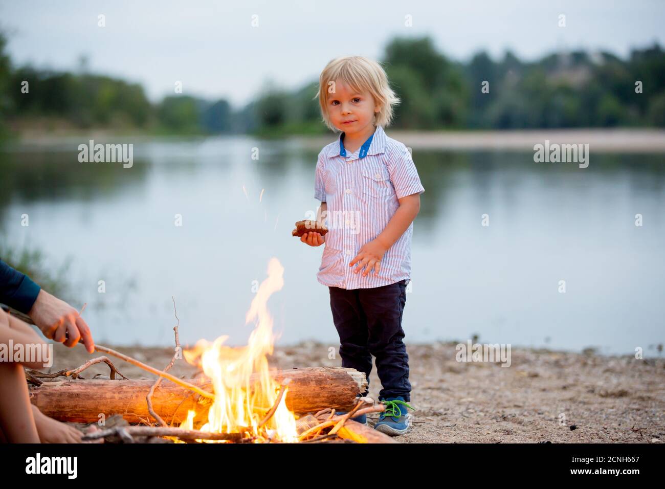 Family having picnic campfire hi-res stock photography and images - Alamy