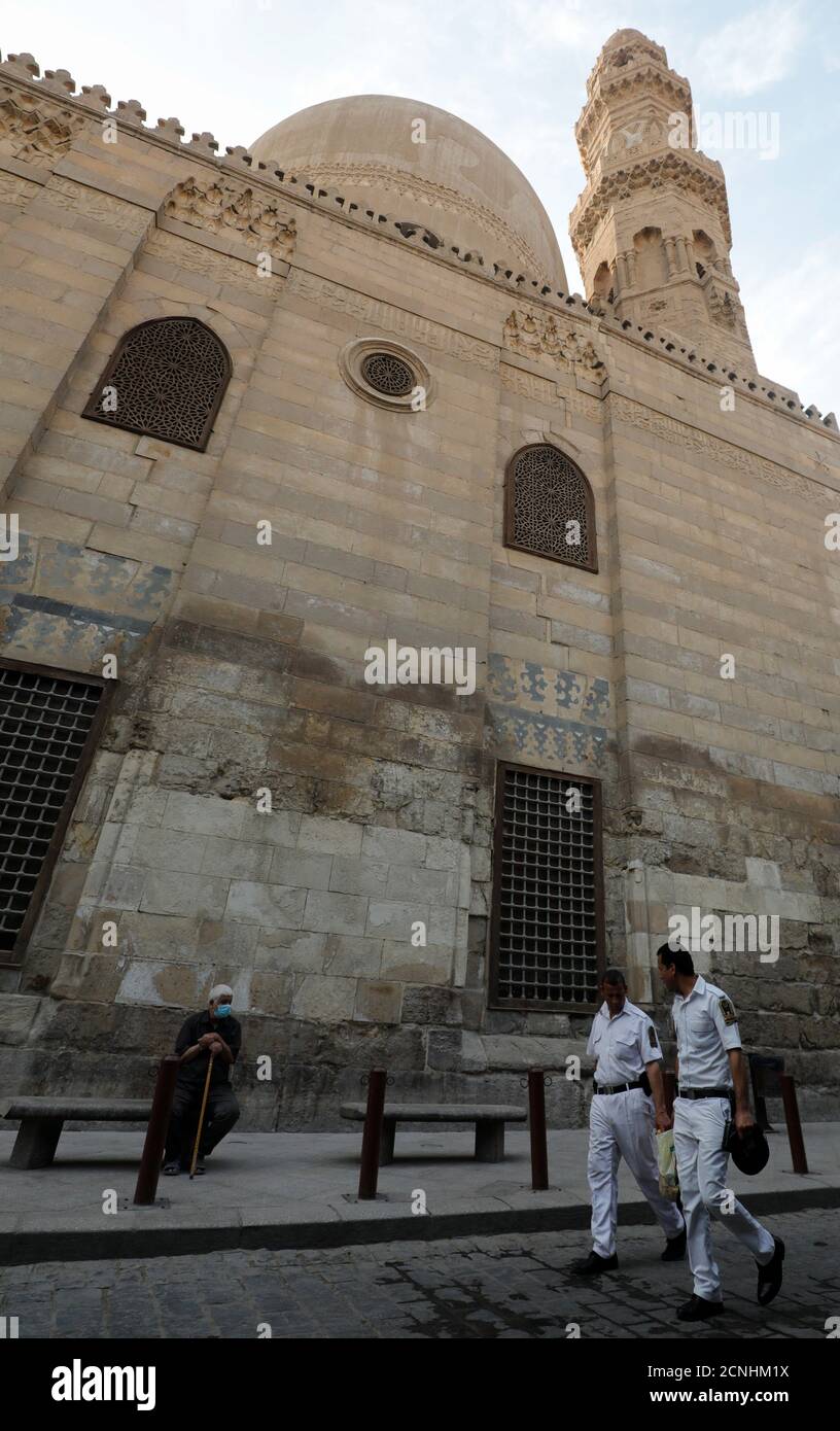 Closed mosques hi-res stock photography and images - Alamy