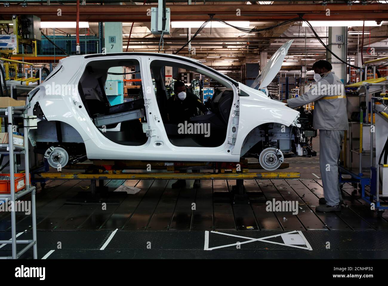 Renault automobile assembly line hi-res stock photography and images ...