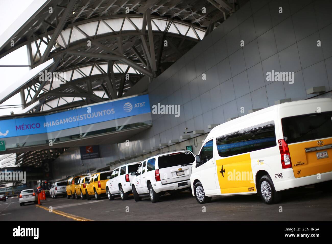 Line of taxis at airport hi-res stock photography and images - Alamy