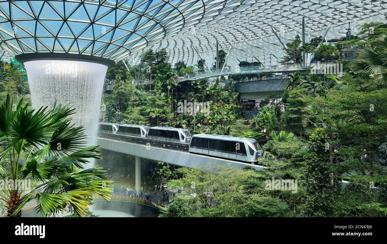SINGAP, SINGAPORE - Jan 26, 2020: Sky trains passing roof waterfall at ...