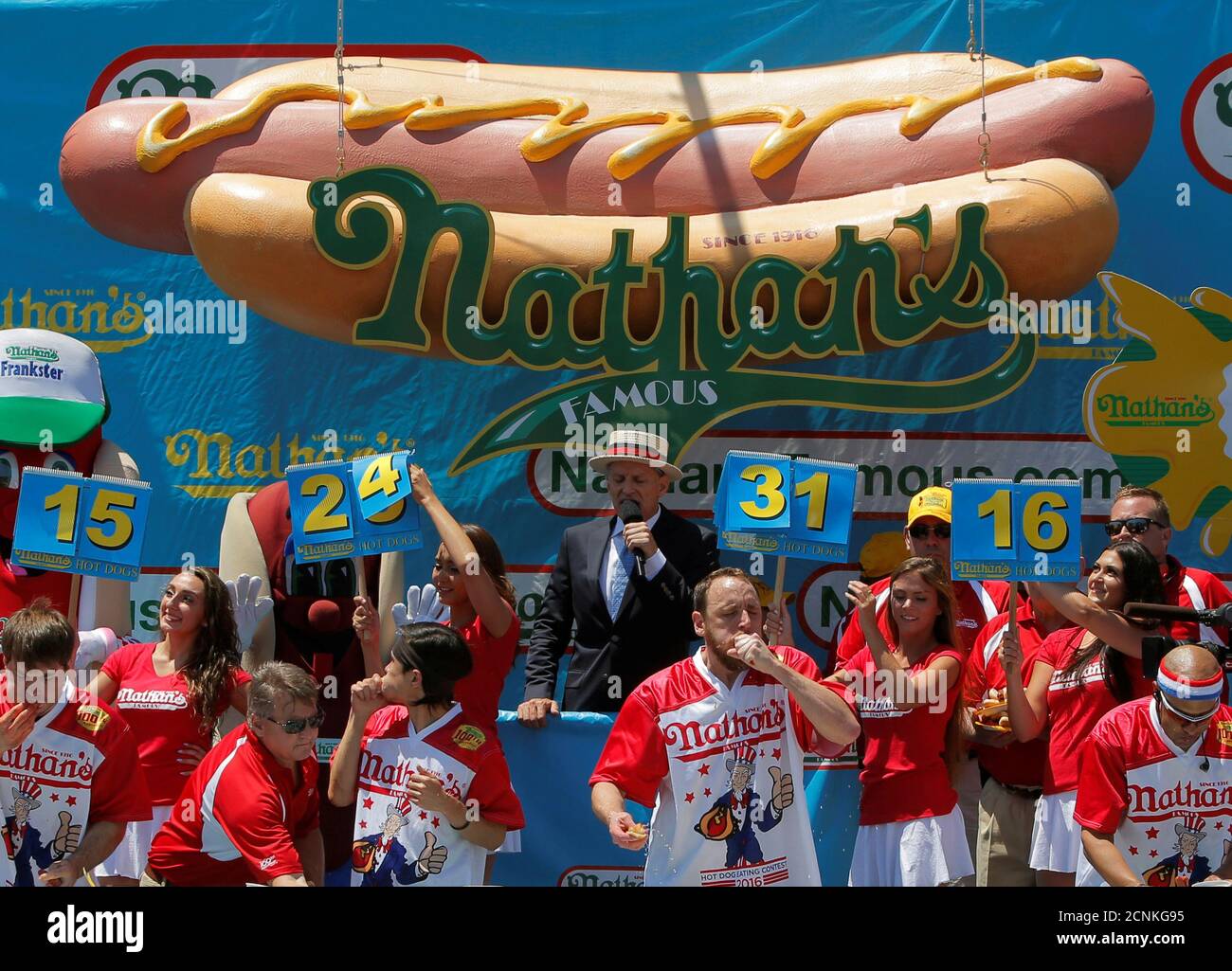 S hot dog eating contest hi-res stock photography and images - Alamy