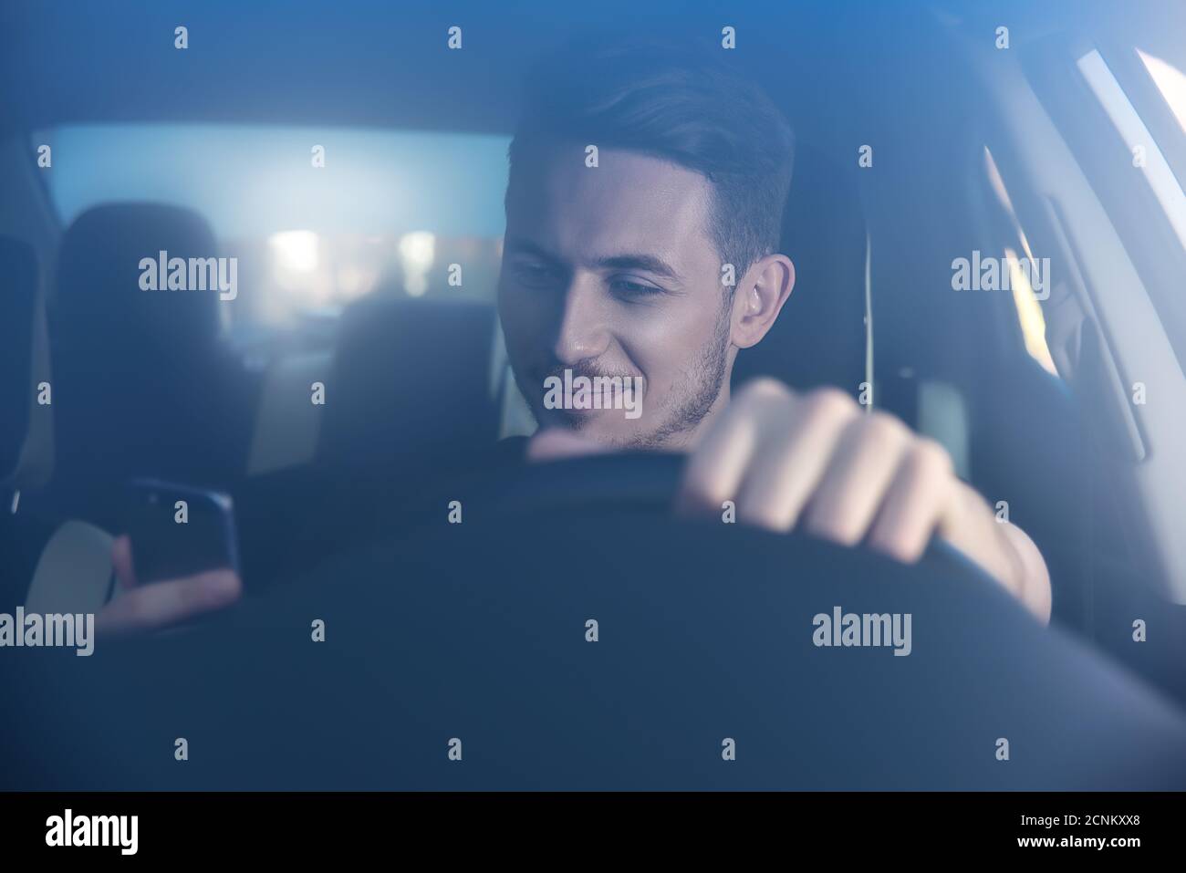 Driving mobile phone man hi-res stock photography and images - Alamy