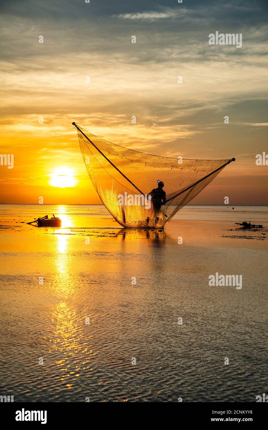 Shadow fishermen in the early morning Stock Photo - Alamy