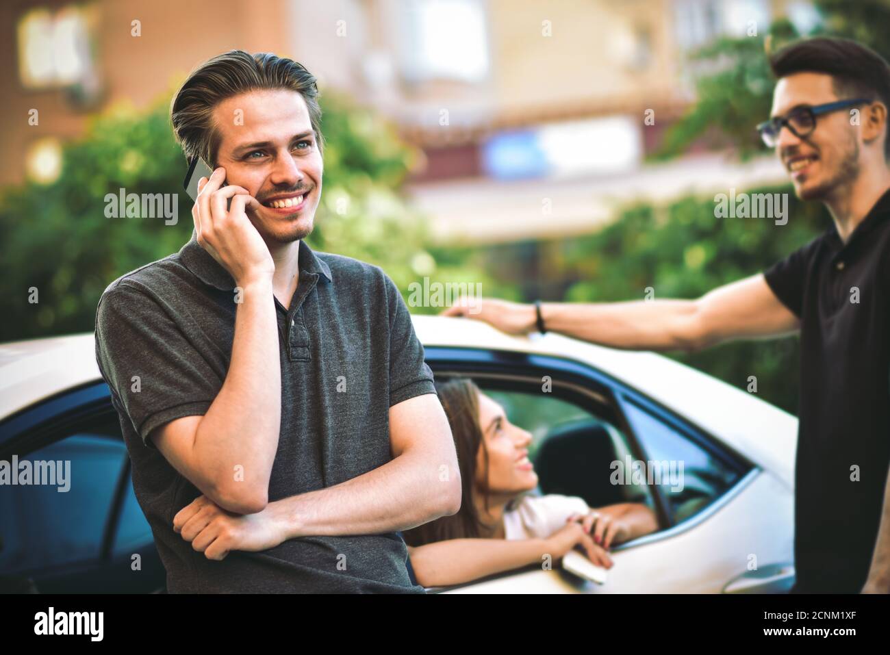 Car young friends talking hi-res stock photography and images - Alamy