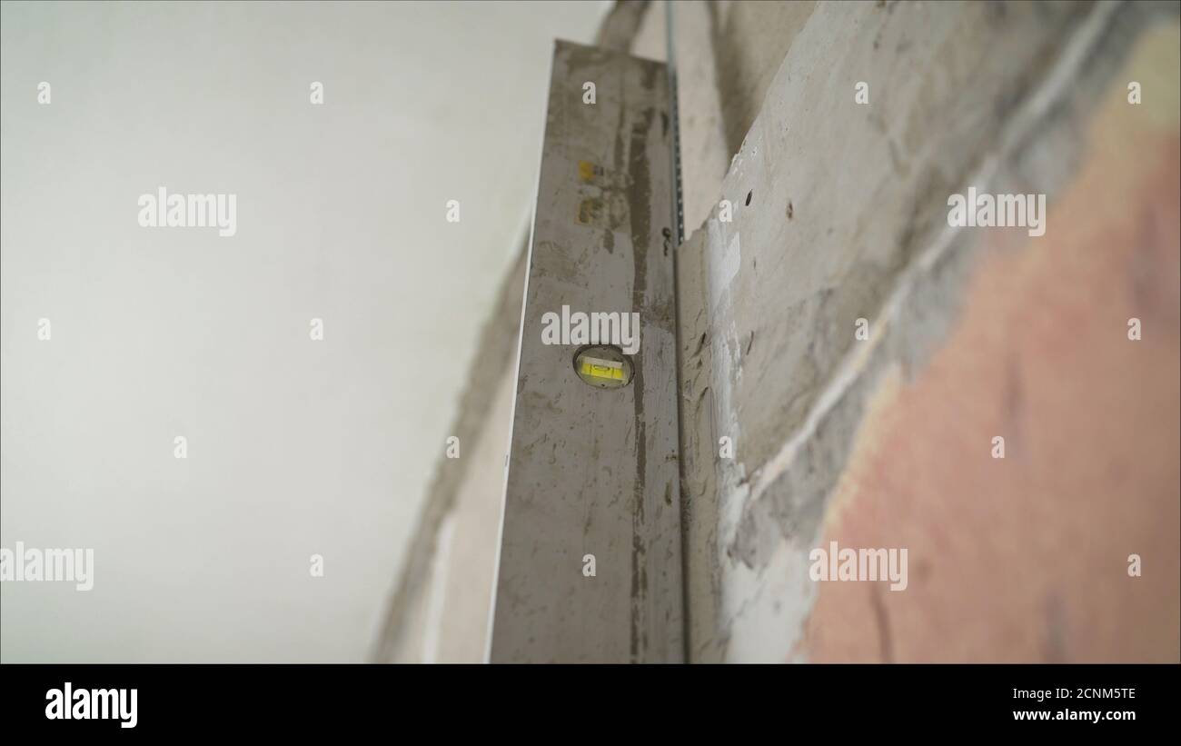 Alignment of walls in the repair with the help of a special device ...