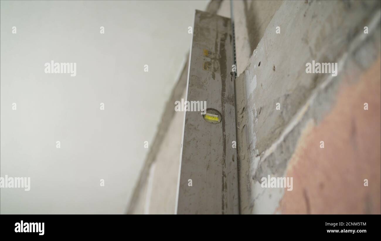 Alignment of walls in the repair with the help of a special device ...