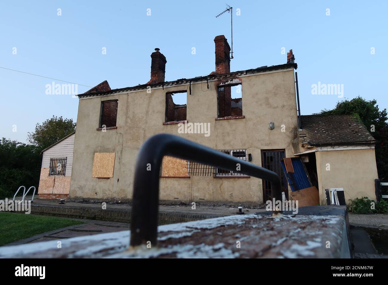 Grants lock 30 Listed Building. Burnt out lock keepers house fire ruins ...