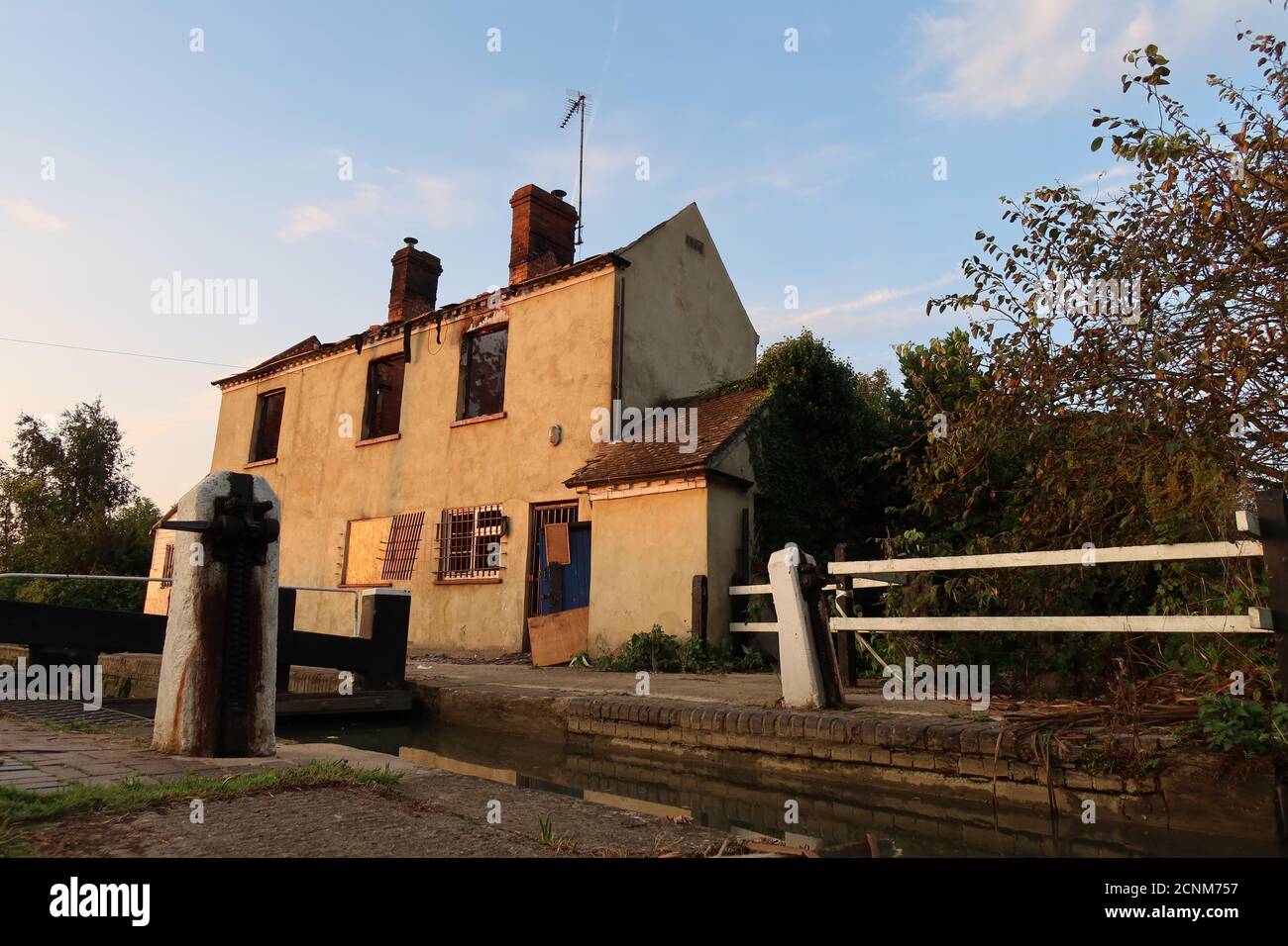 Grants lock 30 Listed Building. Burnt out lock keepers house fire ruins ...
