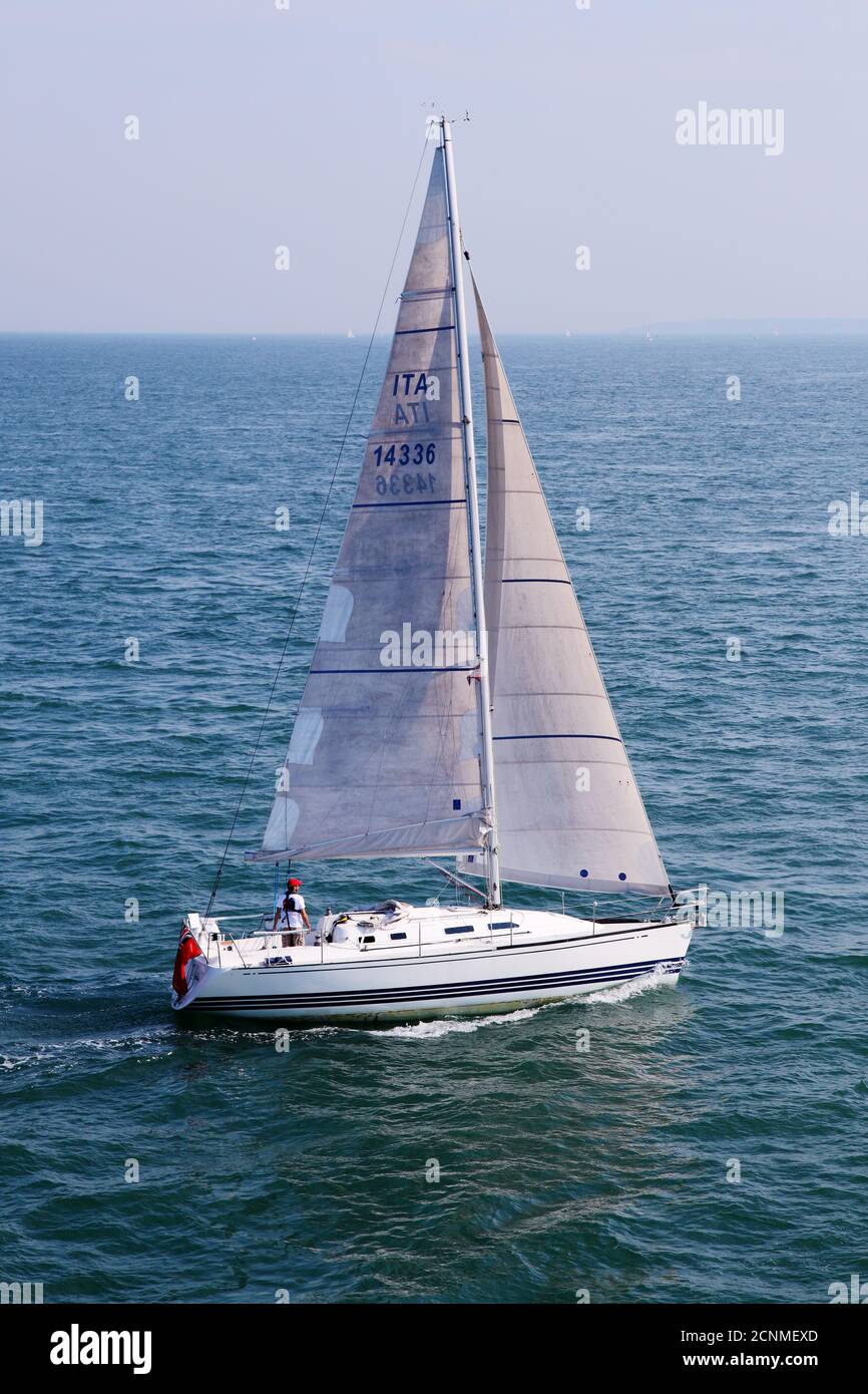 Full sail hi-res stock photography and images - Alamy