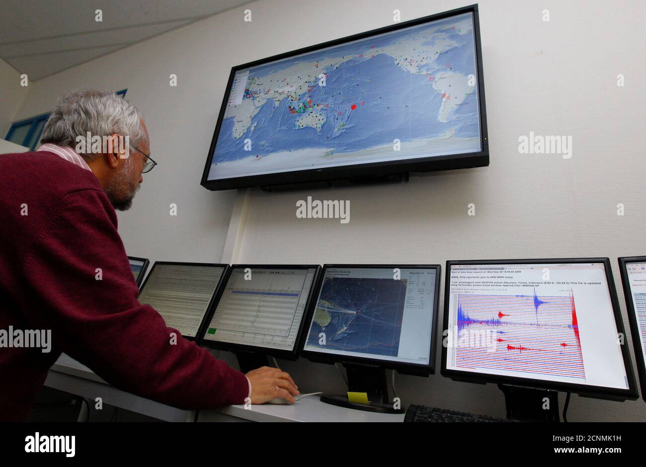 American seismologist hi-res stock photography and images - Alamy