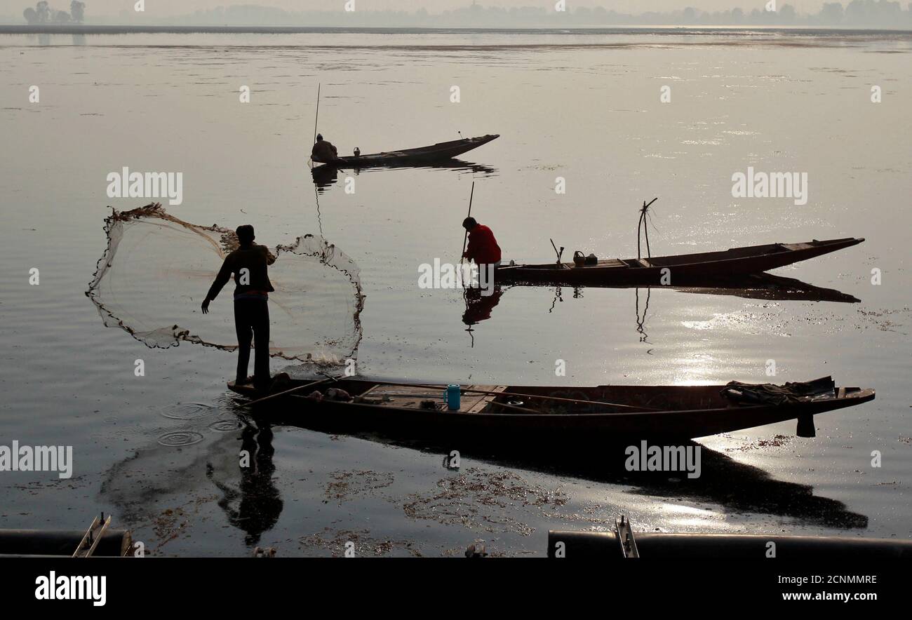 Kashmiri fisherman net catch fish hi-res stock photography and images ...