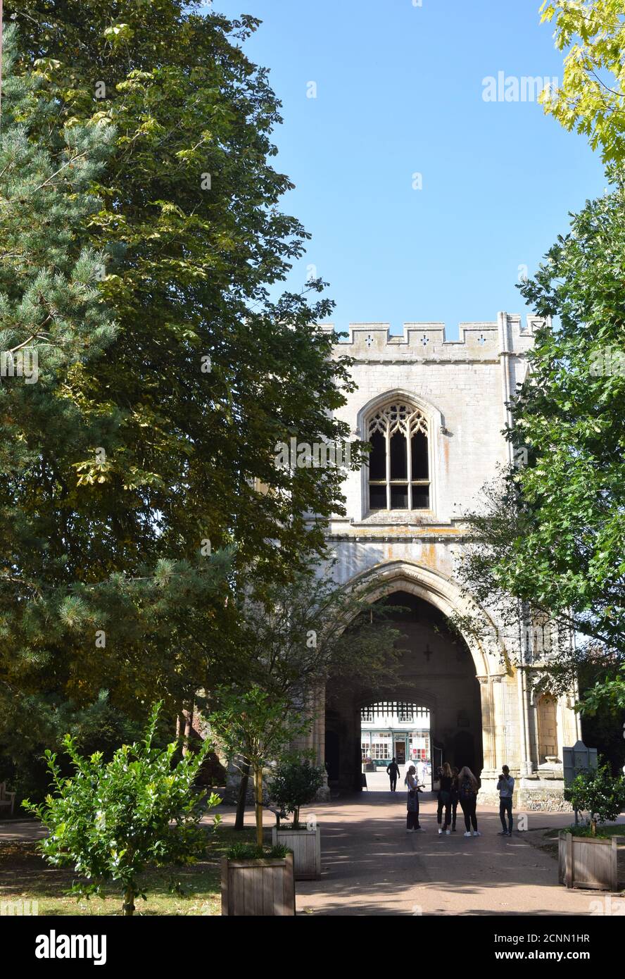 abbey gate as seen from abbey gardens, bury st edmunds, suffolk ...