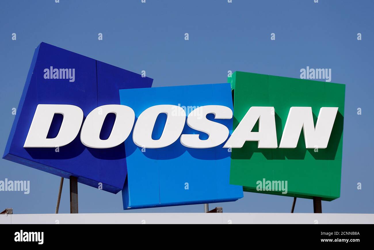 Doosan logo hi-res stock photography and images - Alamy