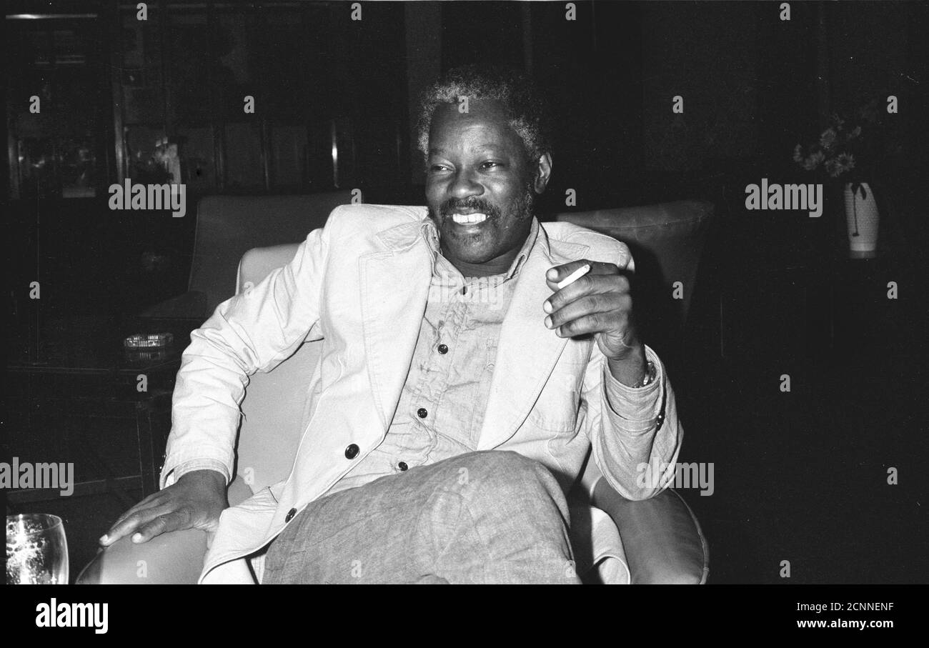 1970s men smoking cigarettes hi-res stock photography and images - Alamy