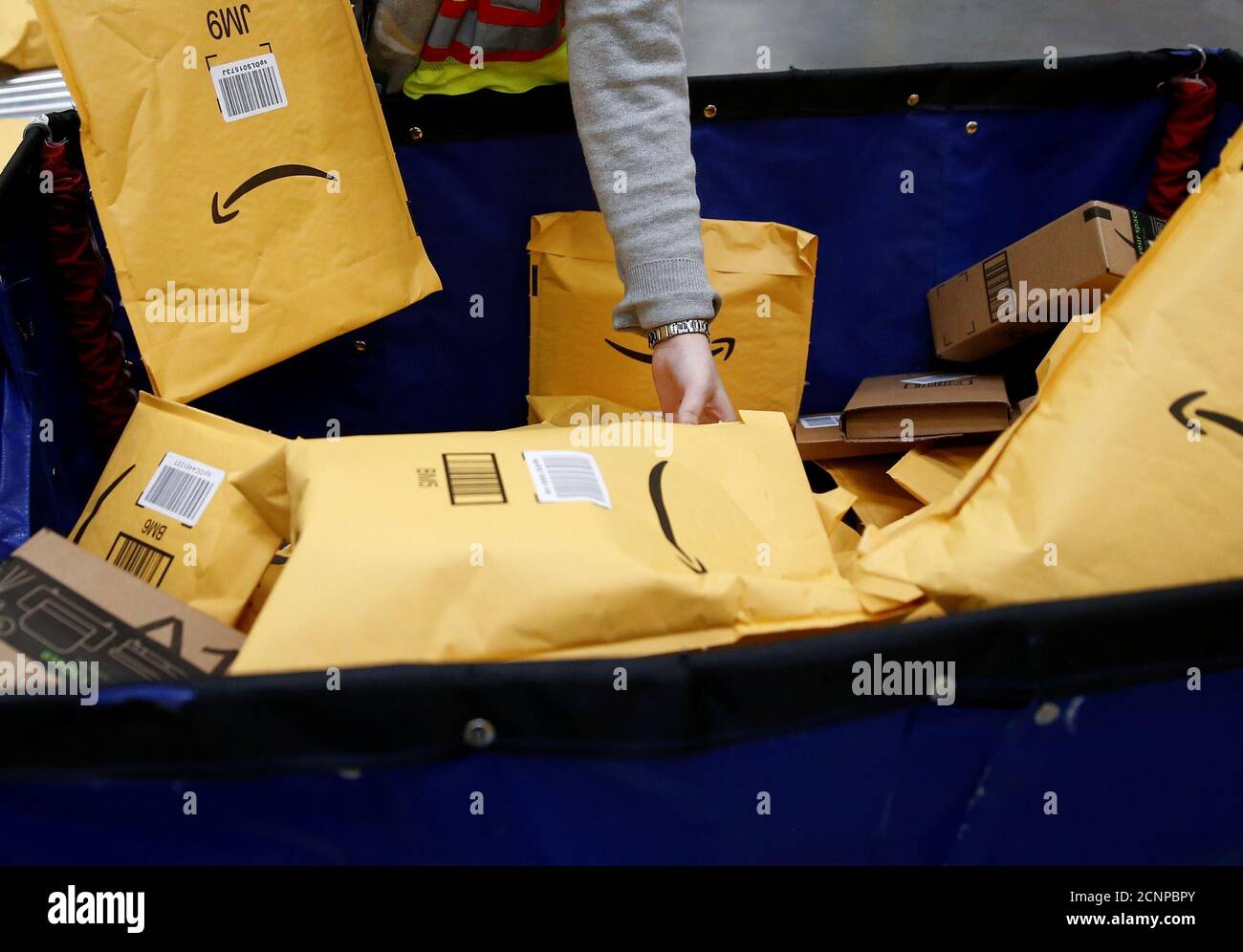 Fulfillment center conveyor hi-res stock photography and images - Alamy