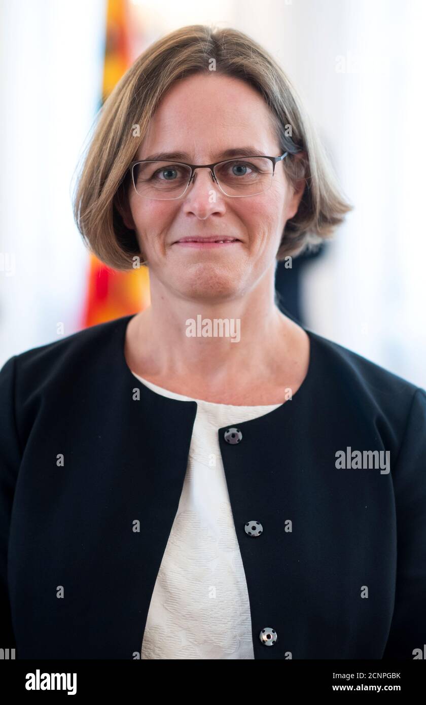 New judge hi-res stock photography and images - Alamy