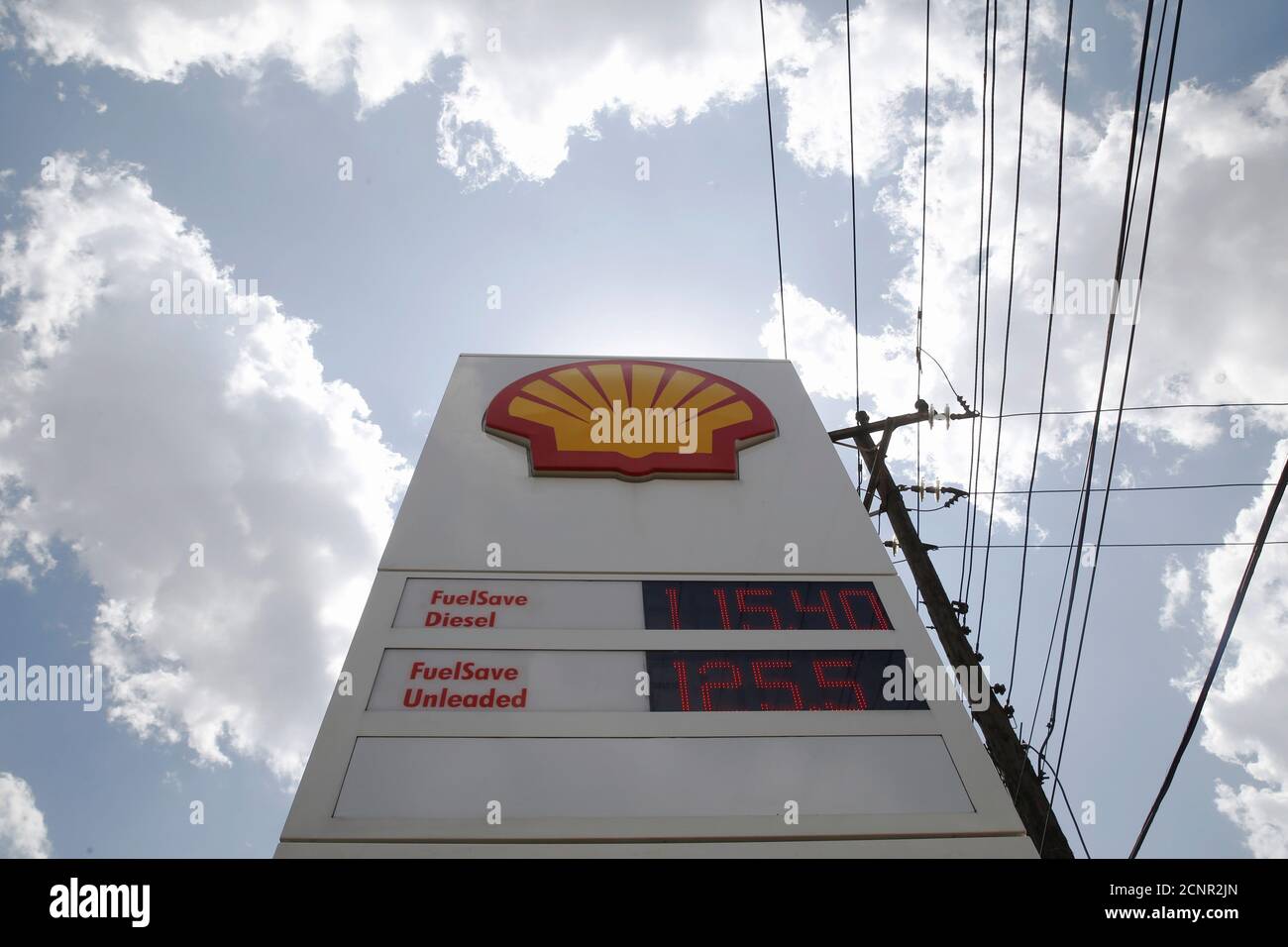 Service at a shell petrol station hi-res stock photography and images ...