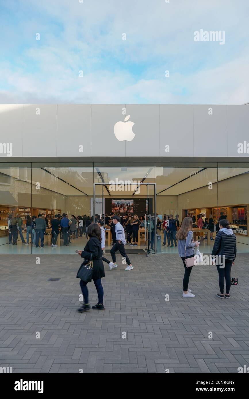 Apple retail store selling iPhones, iPads and more in sleekly designed ...