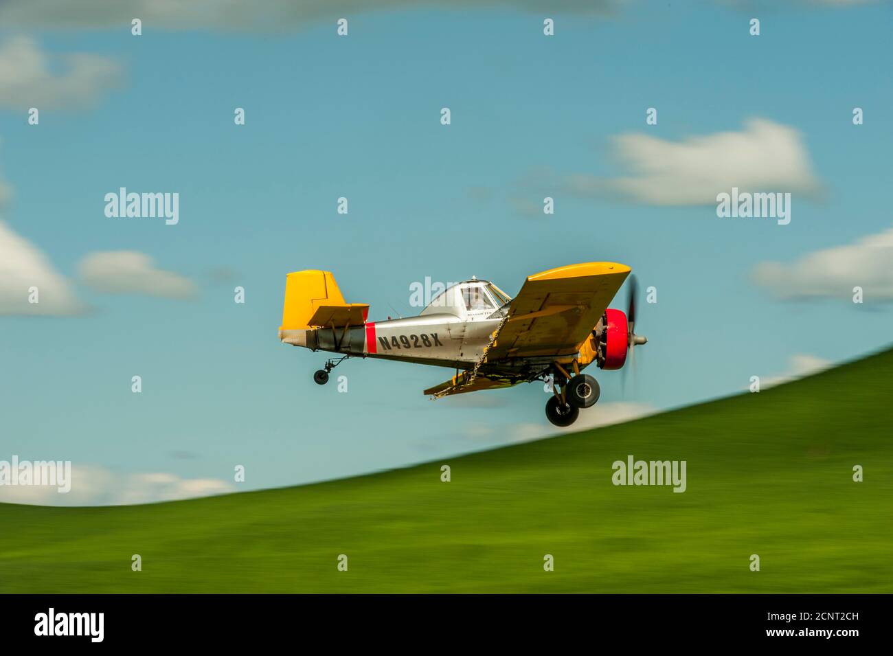 Flying low over wheat field hi-res stock photography and images - Alamy
