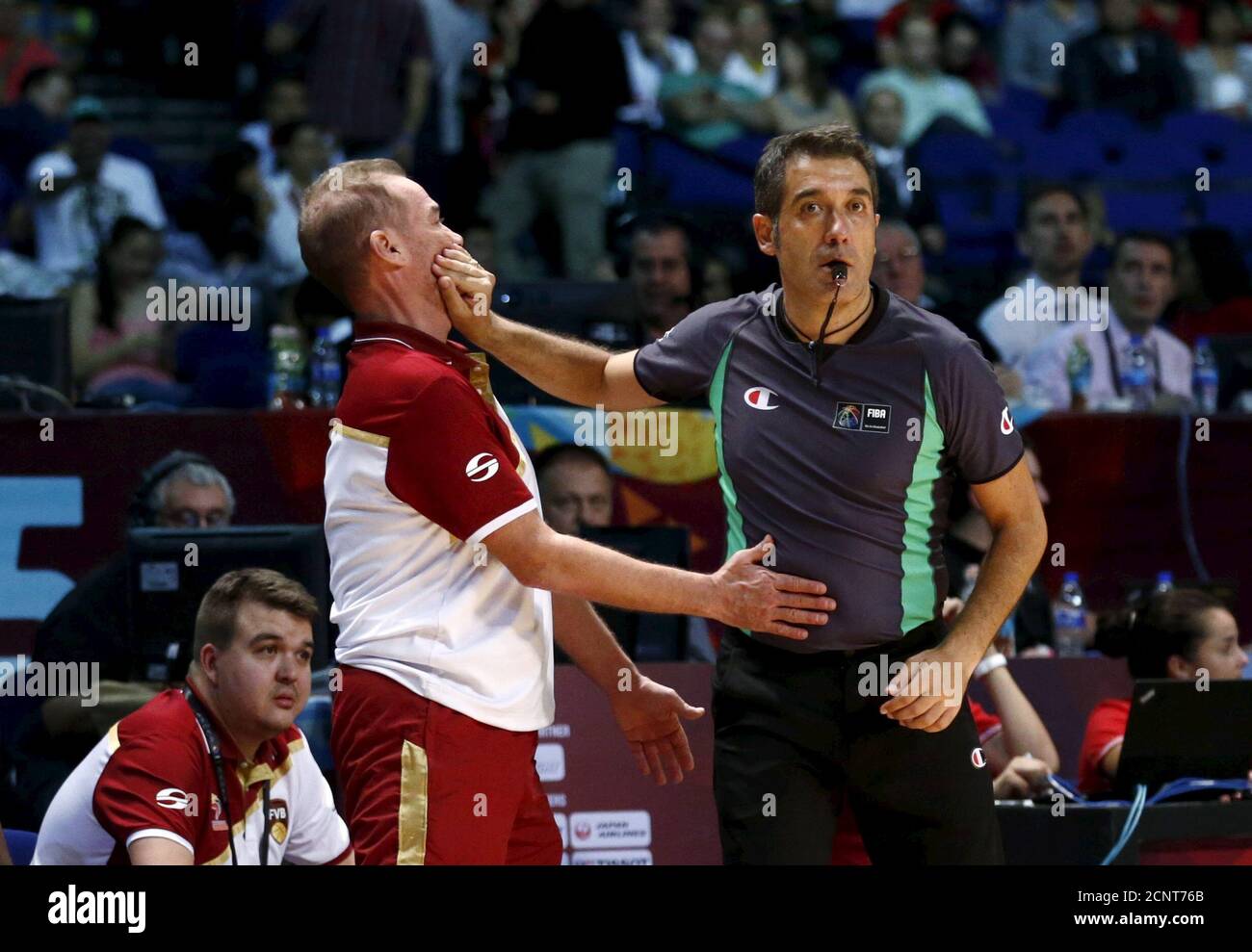 Basketball referee shouting hi-res stock photography and images - Alamy