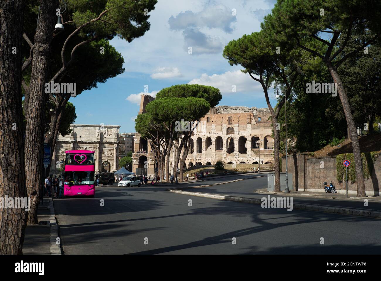 Tourist bus, Via Triumphalis, view of Arch of Constantine and Colosseum ...