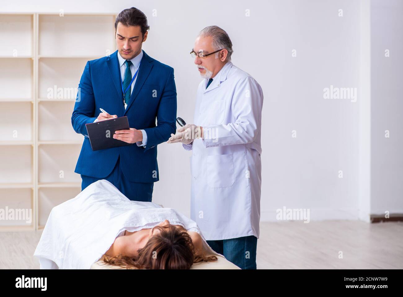 Police coroner examining dead body corpse in the morgue Stock Photo - Alamy