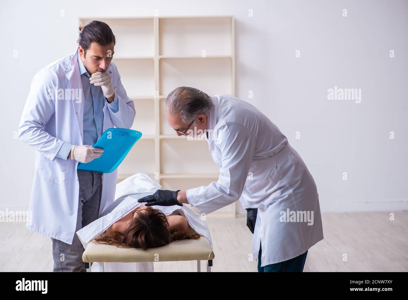 Police coroner examining dead body corpse in the morgue Stock Photo - Alamy
