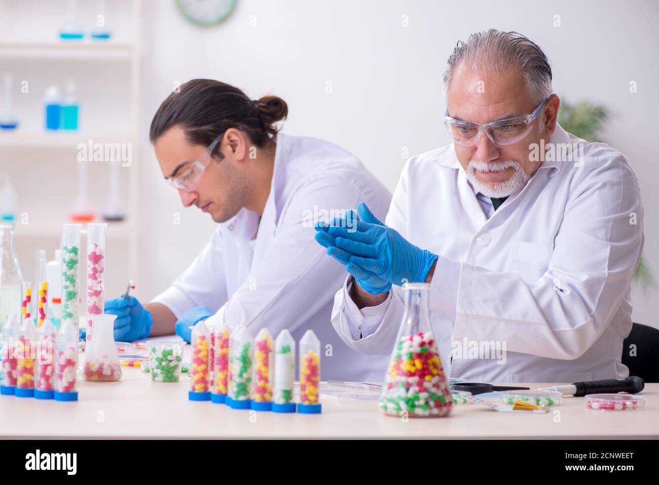 Two chemists working in the laboratory Stock Photo - Alamy