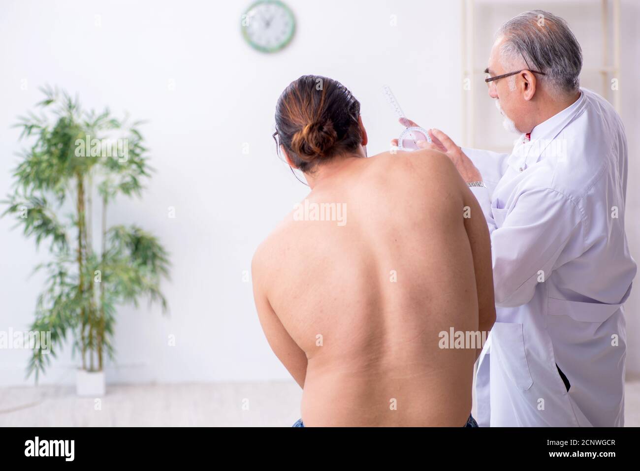 Young back injured man visiting experienced doctor Stock Photo - Alamy