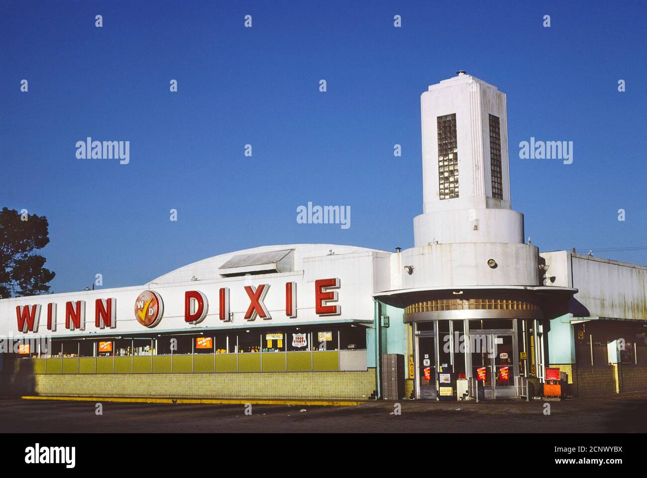 Supermarket logo store facade hi-res stock photography and images - Alamy