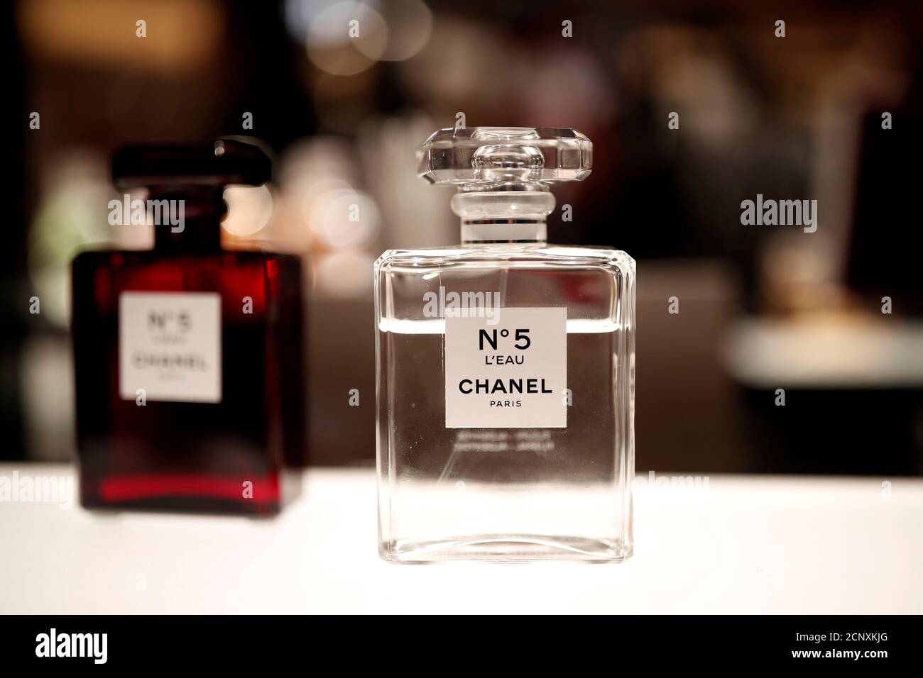 Chanel no 5 bottle hi-res stock photography and images - Alamy