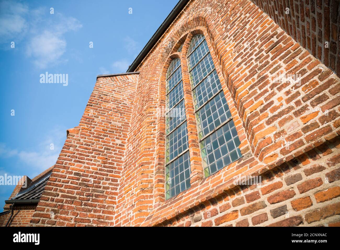 Church window exterior hi-res stock photography and images - Alamy