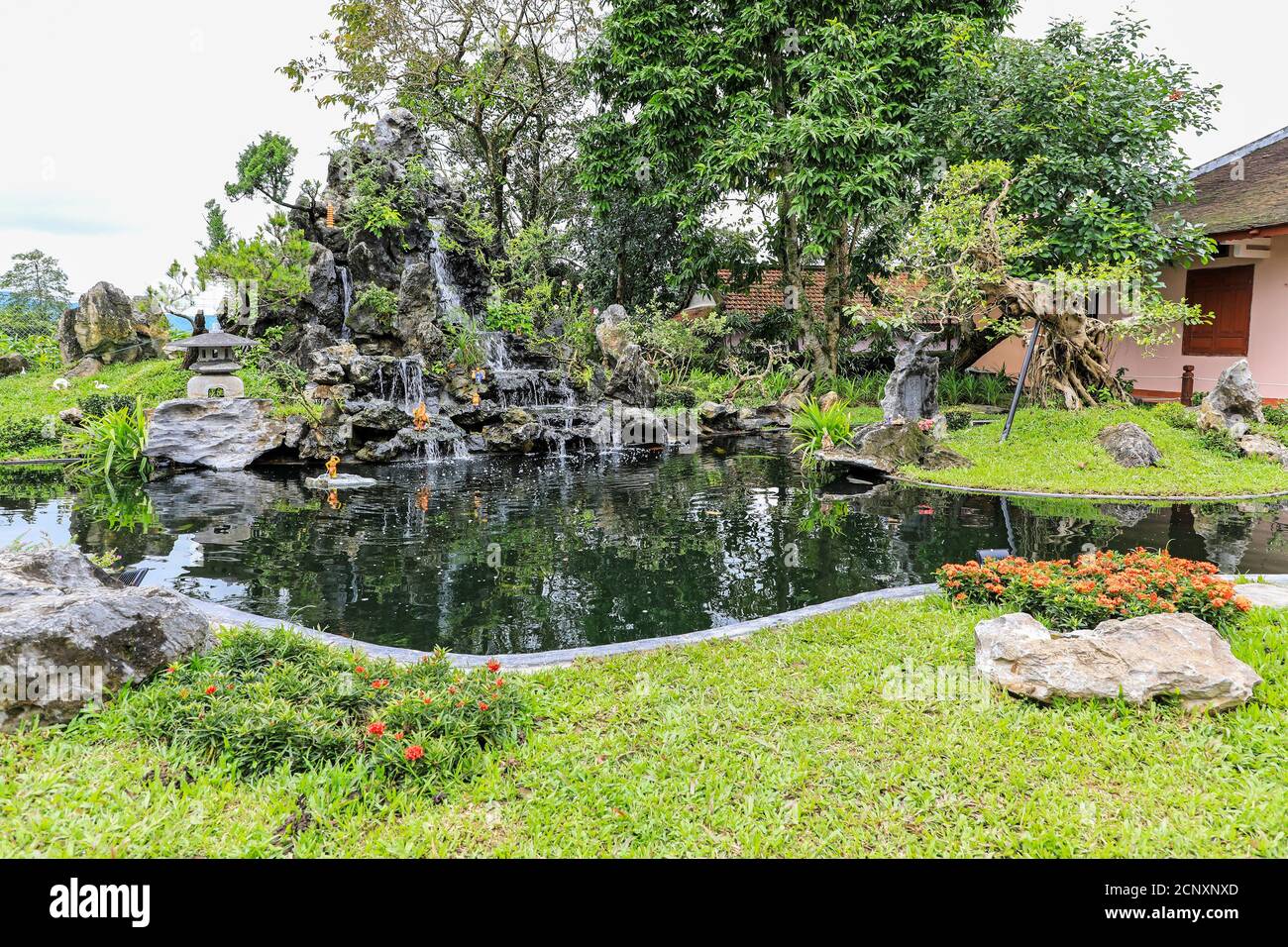 Pagoda pool hi-res stock photography and images - Alamy