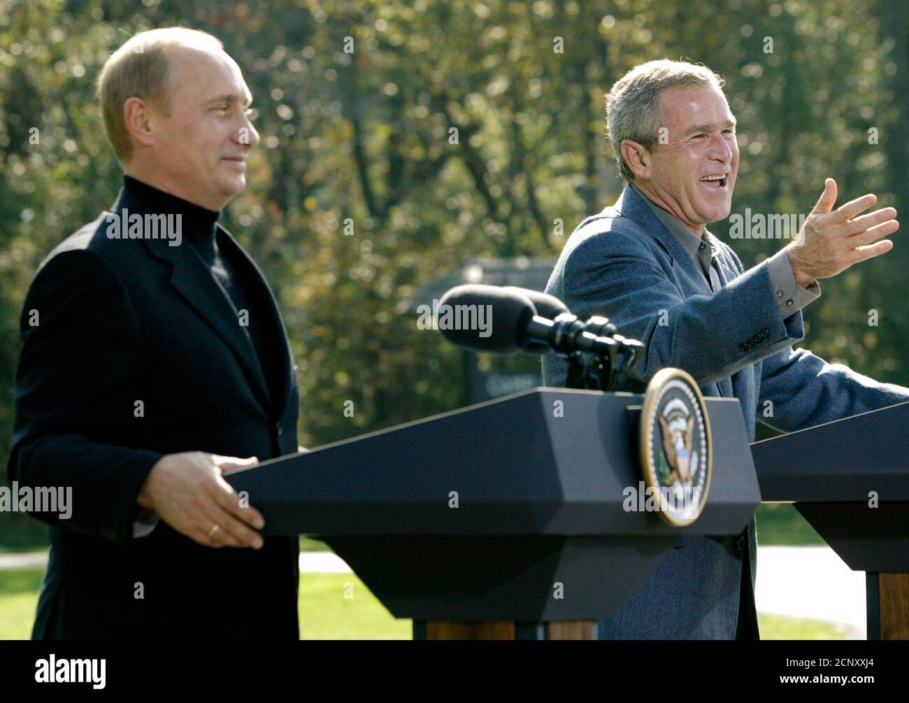 Putin bush camp david hi-res stock photography and images - Alamy