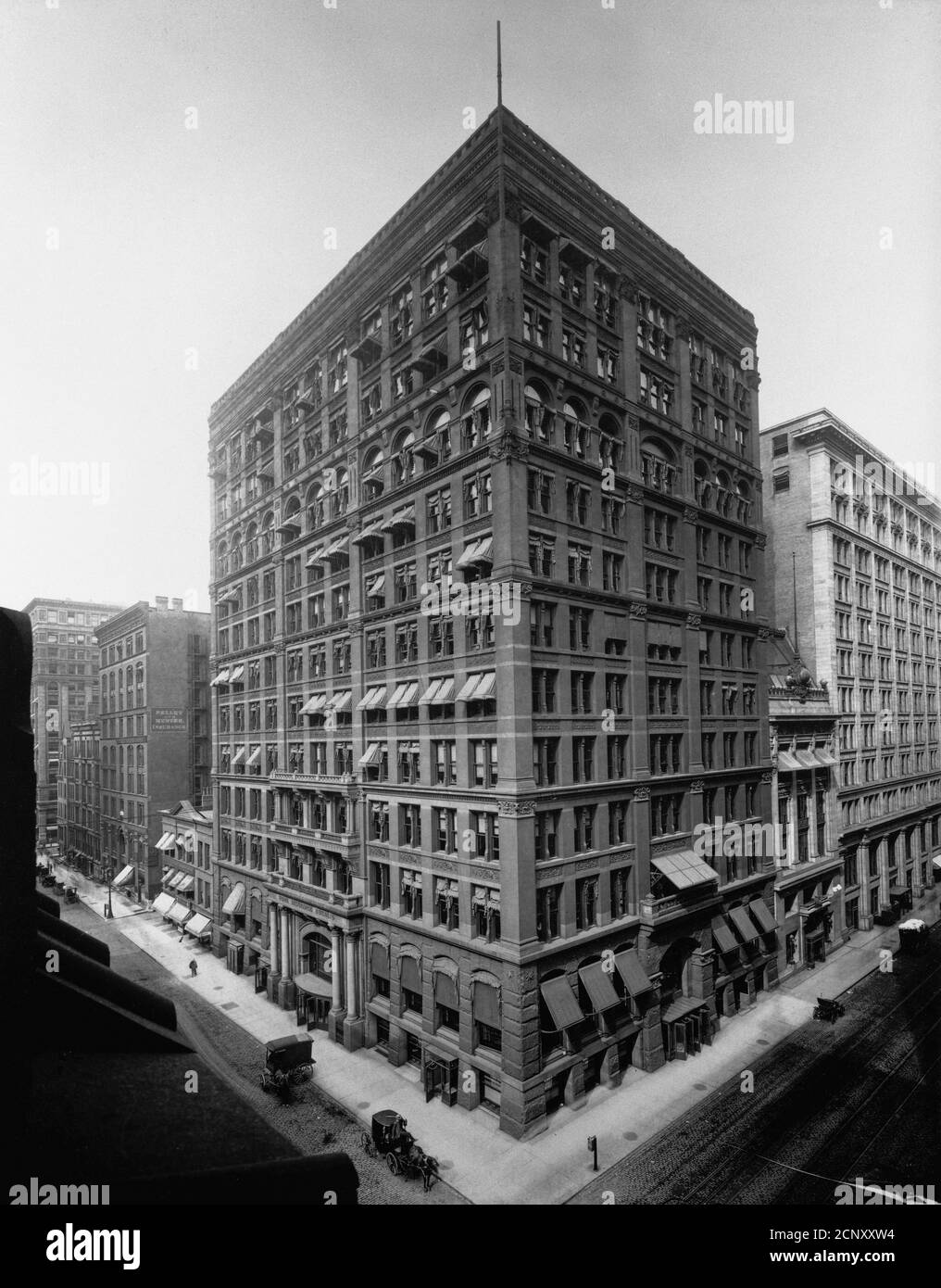 Exterior view of the Home Insurance Building, located on the northeast ...