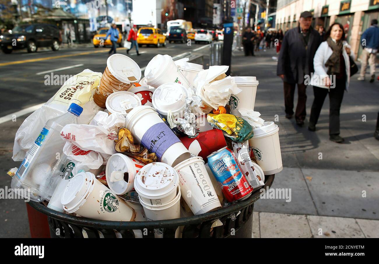 Garbage after parade hi-res stock photography and images - Alamy