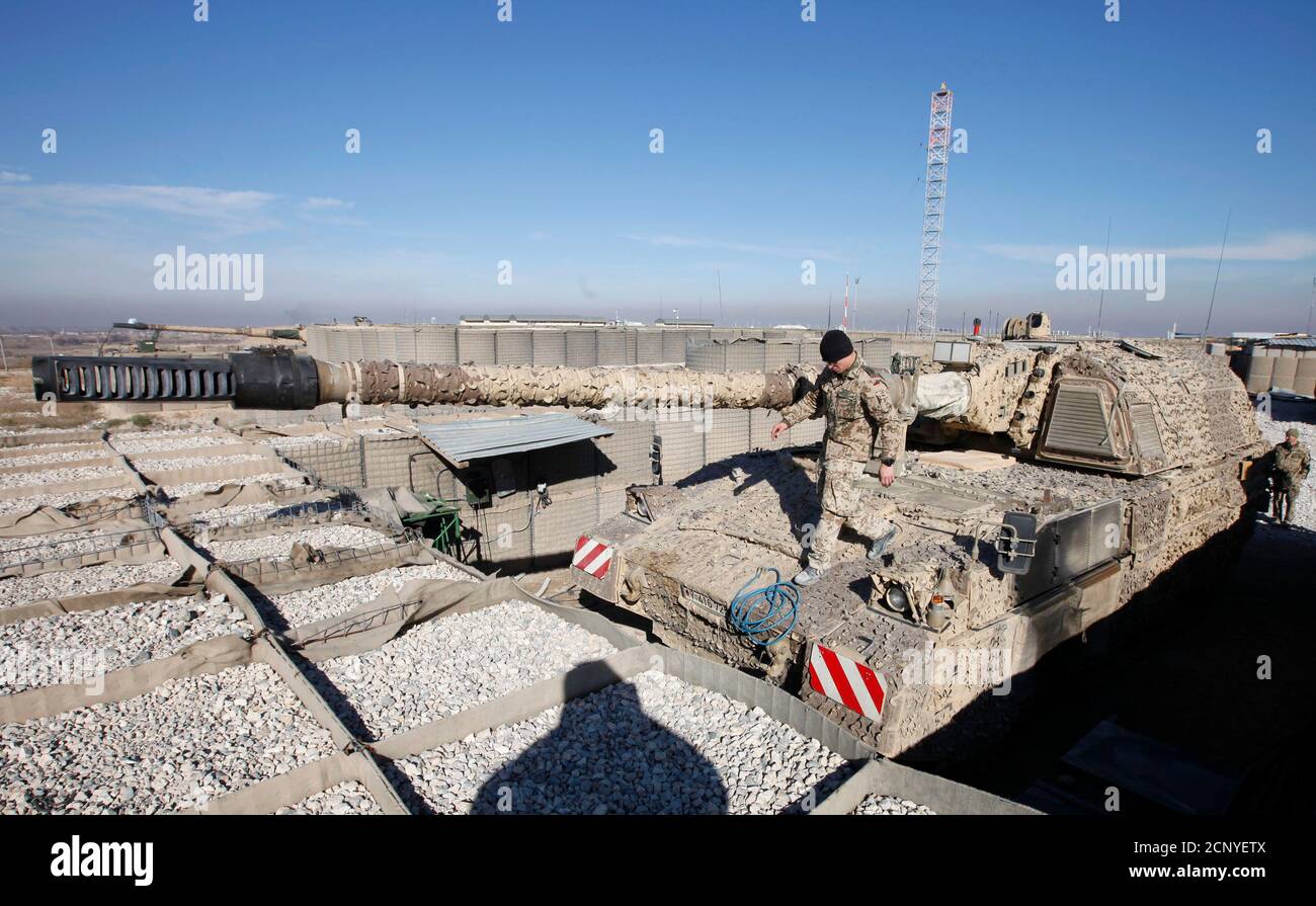 Self propelled howitzer 2000 hi-res stock photography and images - Alamy