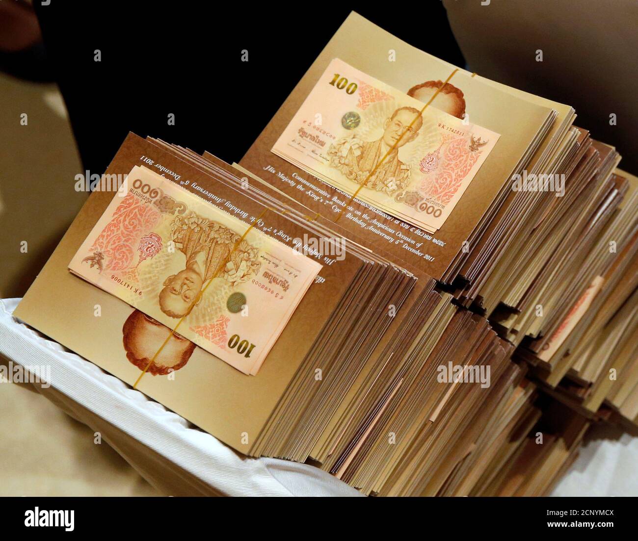 100 thai baht banknotes hi-res stock photography and images - Alamy