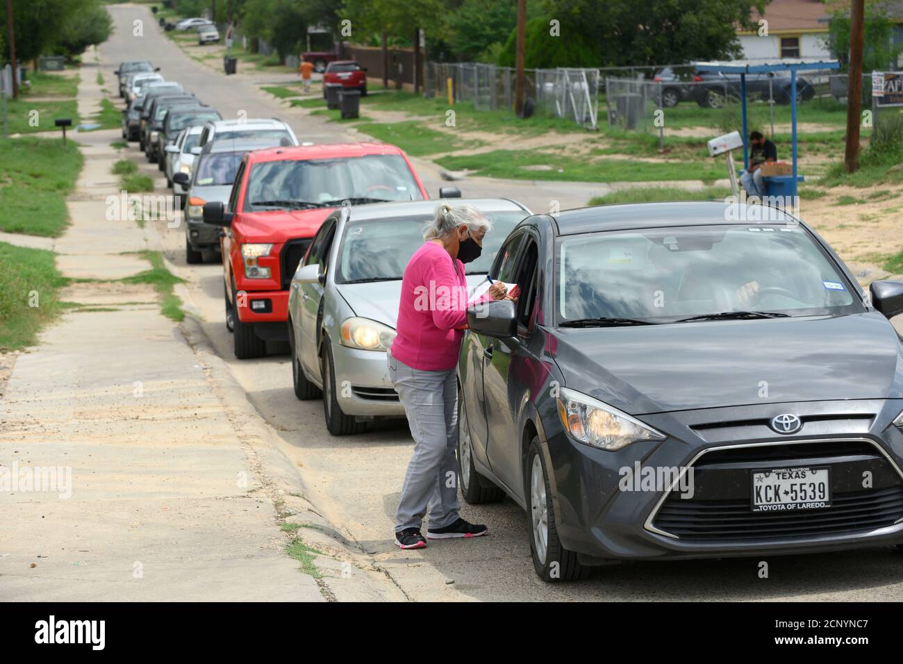 Covid food bank line 2020 hi-res stock photography and images - Alamy